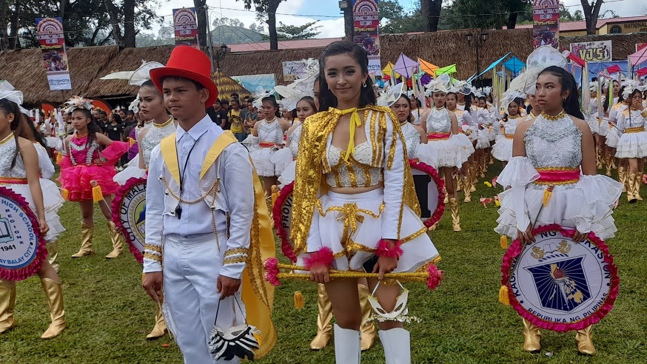 Beautiful Filipina Majorette Exhibition #HappyCoupleTube - YouTube