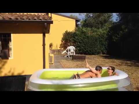 Questa ragazza si fa prendere da un uomo in piscina in un modo che non hai mai visto