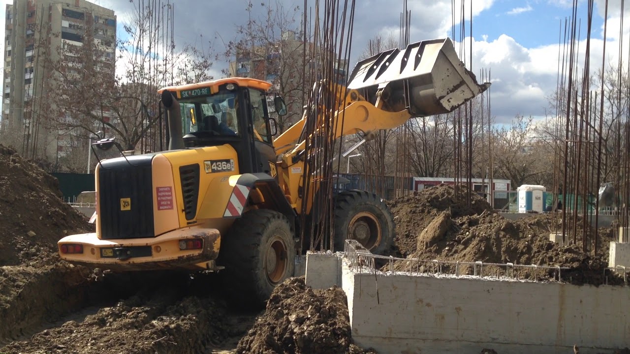 Moving topsoil with the JCB 436e zx wheel loader - YouTube