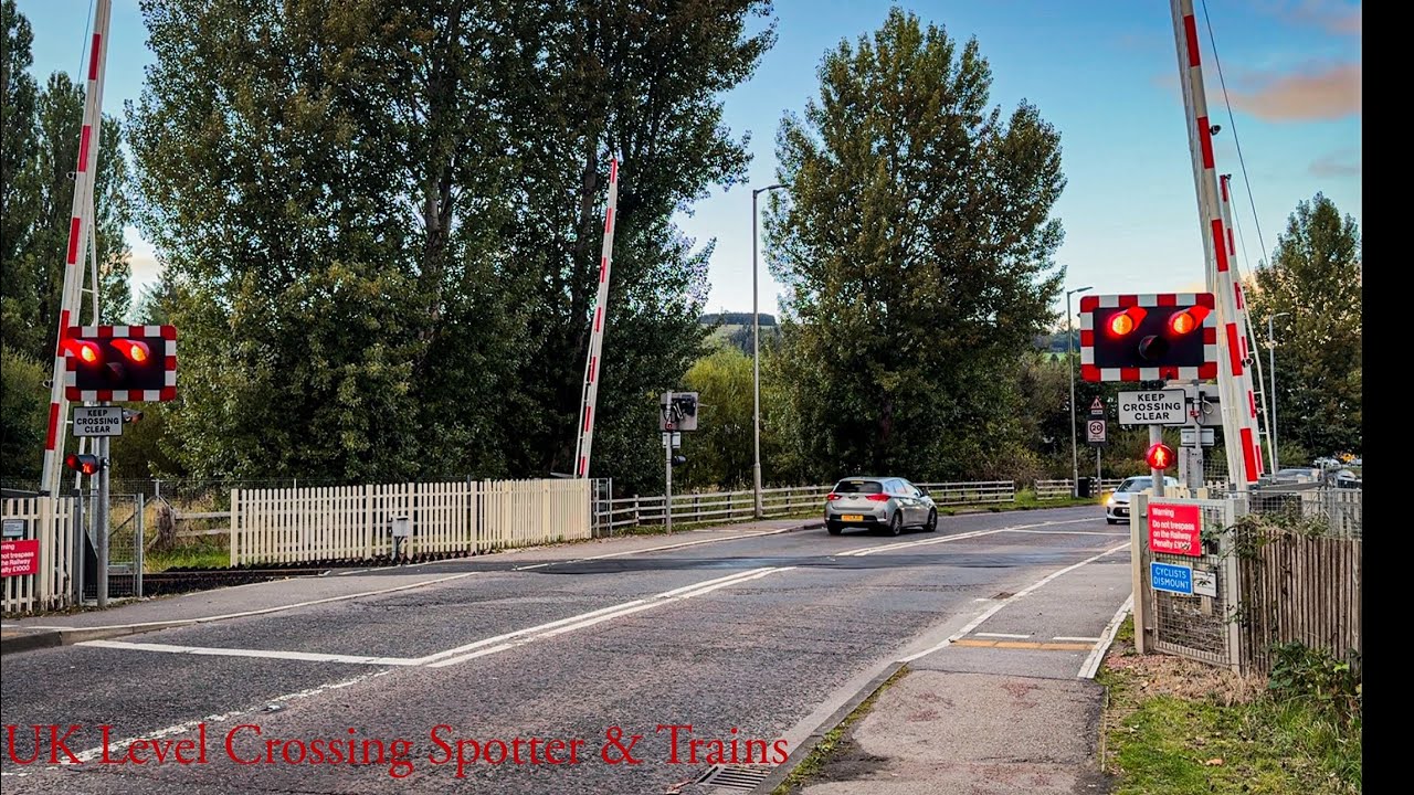 Dingwall Middle Level Crossing, Highland - YouTube