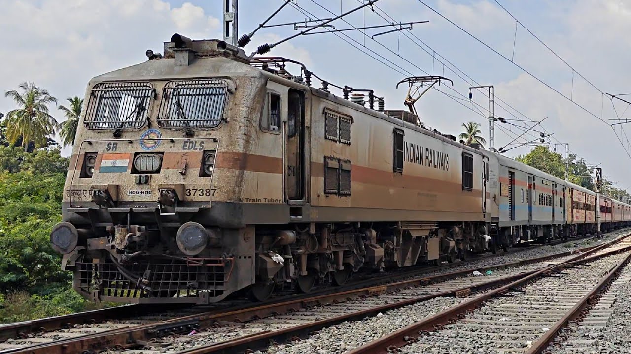 4 IN 1 Single Line Traffic | Vande Bharat, Trichy Passenger, Navyug ...