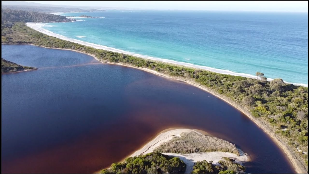 Binalong Bay, Grants Lagoon - Deep Brown Water in the lagoon, Blue ...