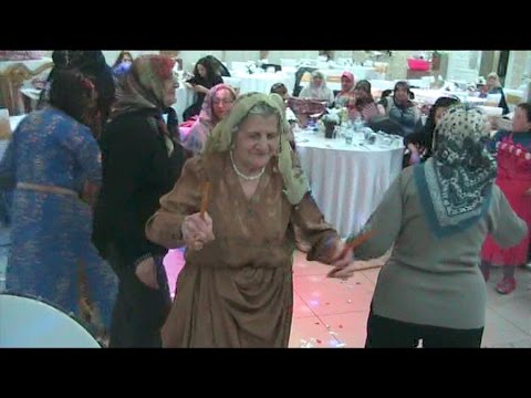 82 YAŞINDAKİ HEDİYE NİNE OYUNU İLE HERKESİ ŞAŞIRTTI BÜYÜLEDİ !!!