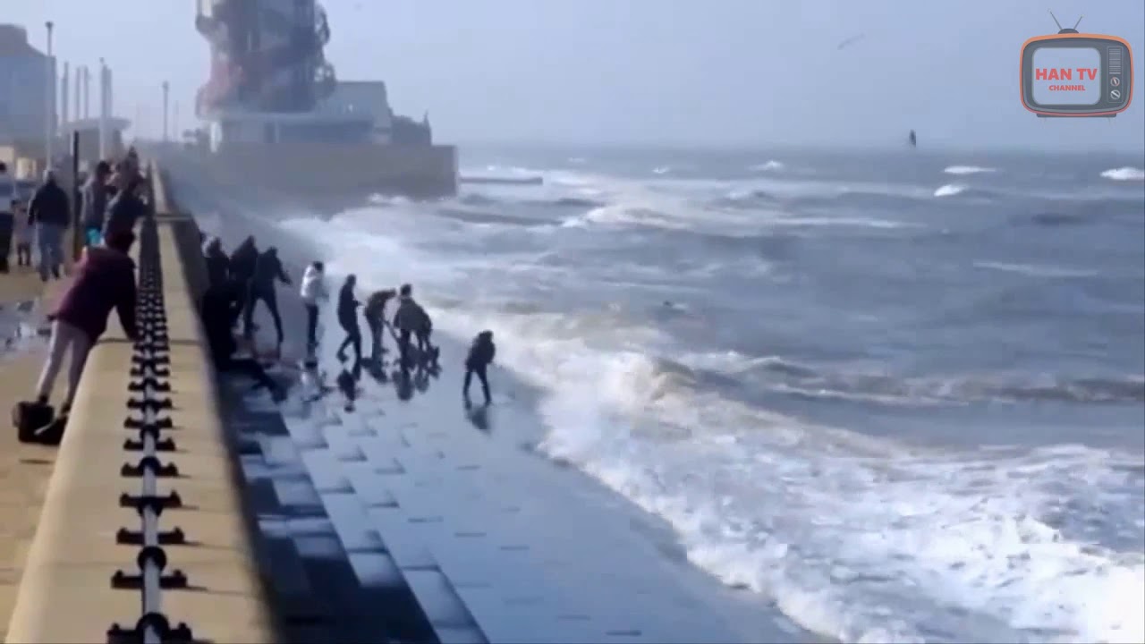 Human chain saves four people from drowning in sea in Redcar - YouTube