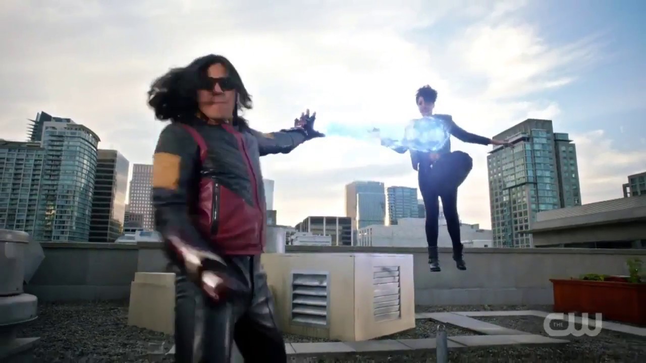 The Flash 4x01 - Opening Scene "Team Kid Flash" vs Peek A Boo - YouTube