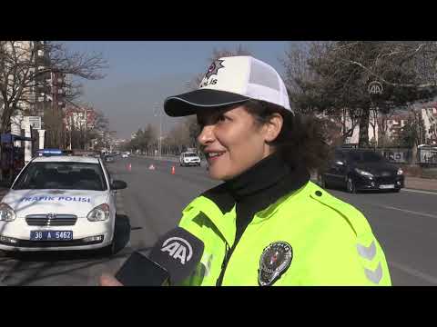 Ekip arkadaşı iki kadın polis, trafiğin düzenli akışı için mesai harcıyor