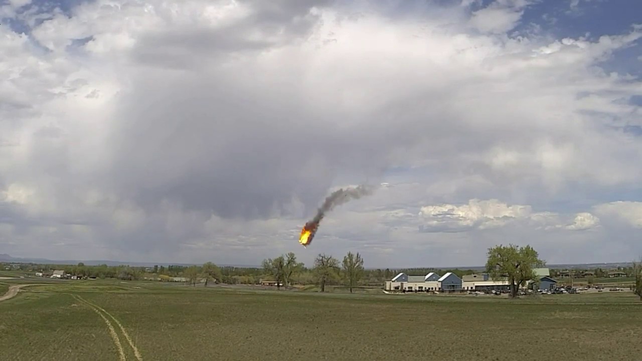 The plane turned into fireball in the USA - YouTube