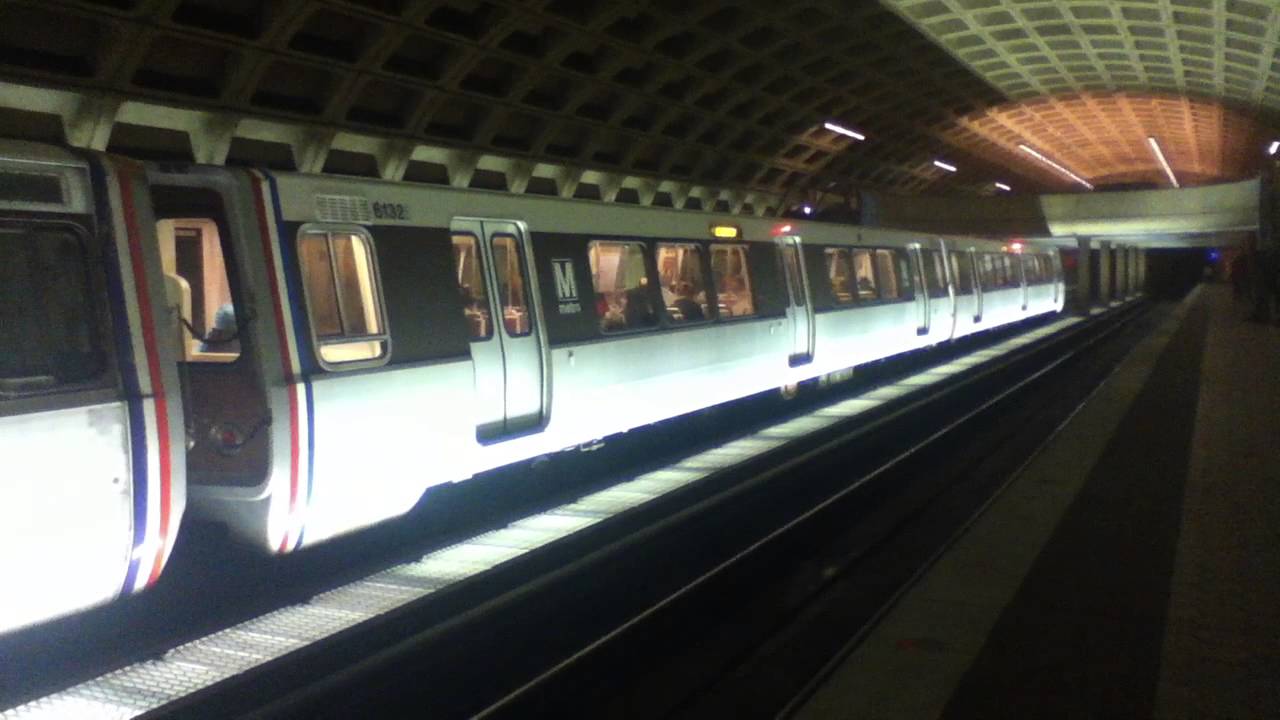 DC Metro (WMATA): Huntington bound Yellow Line train at L"Enfant Plaza ...