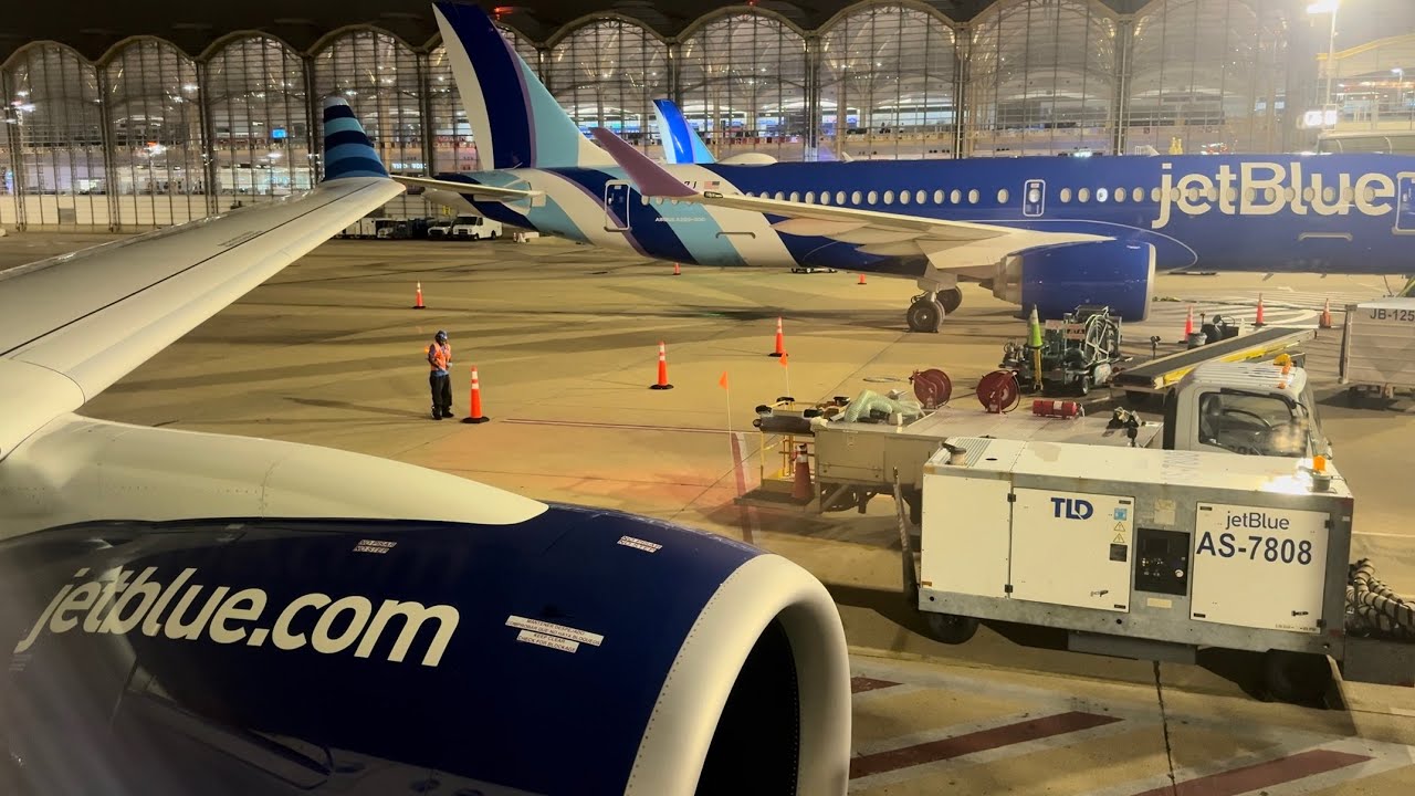 [4K]jetBlue A220 Late Night Landing at DCA - YouTube