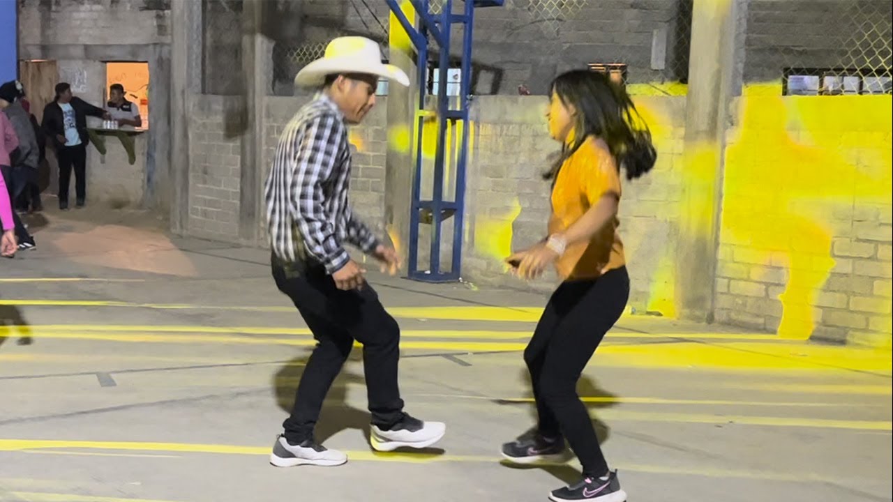 ESTA PAREJA SI SABE BAILAR EL BURRO LOCO - YouTube