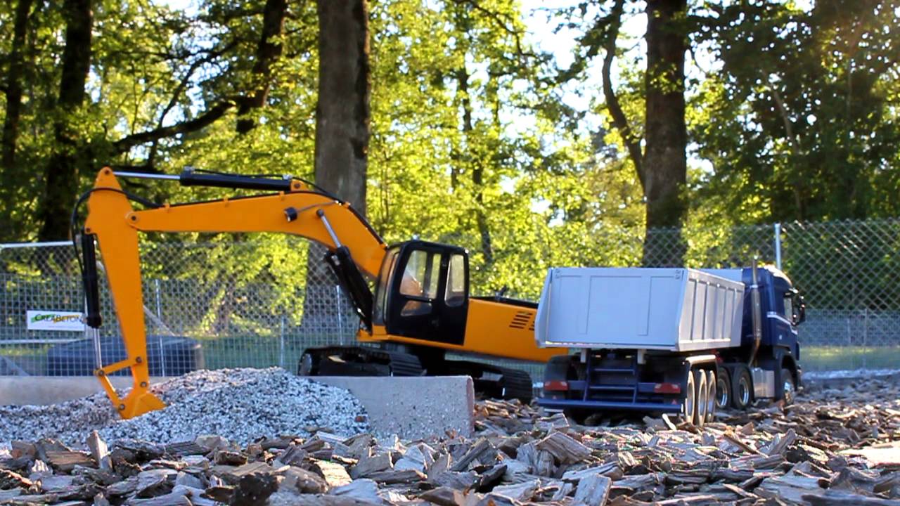 RC4WD Excavator with plastic granules - YouTube
