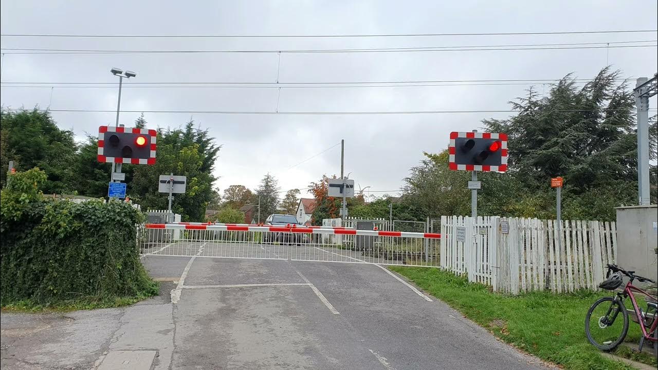 Level Crossing - Stocks Lane, Steventon - YouTube