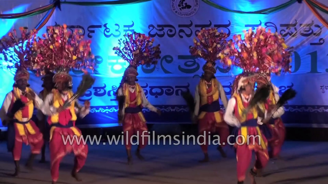 Men folk dance at Janapada Loka, Karnataka - YouTube