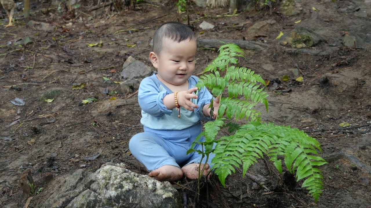 Full video: poor mother - lives with her children in a small and simple ...