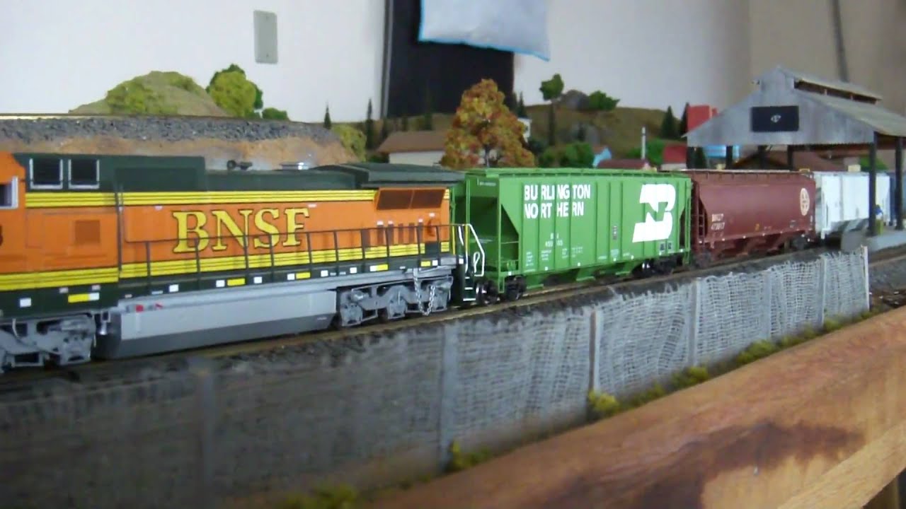 Dash 8-40CW BNSF #803 w/ Sound 1080p - YouTube