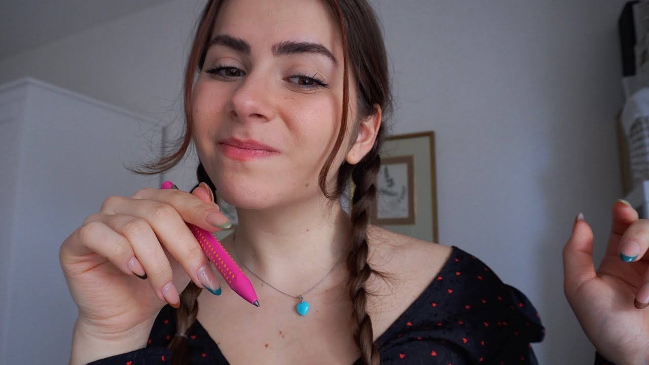 die eine Streberin hilft dir in der Schule ASMR - YouTube