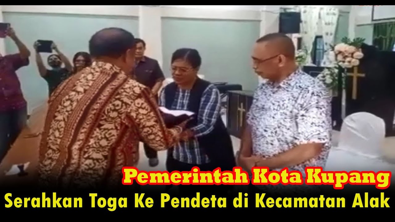 Pemerintah Kota Kupang Serahkan Toga Ke Pendeta di Kecamatan Alak - YouTube