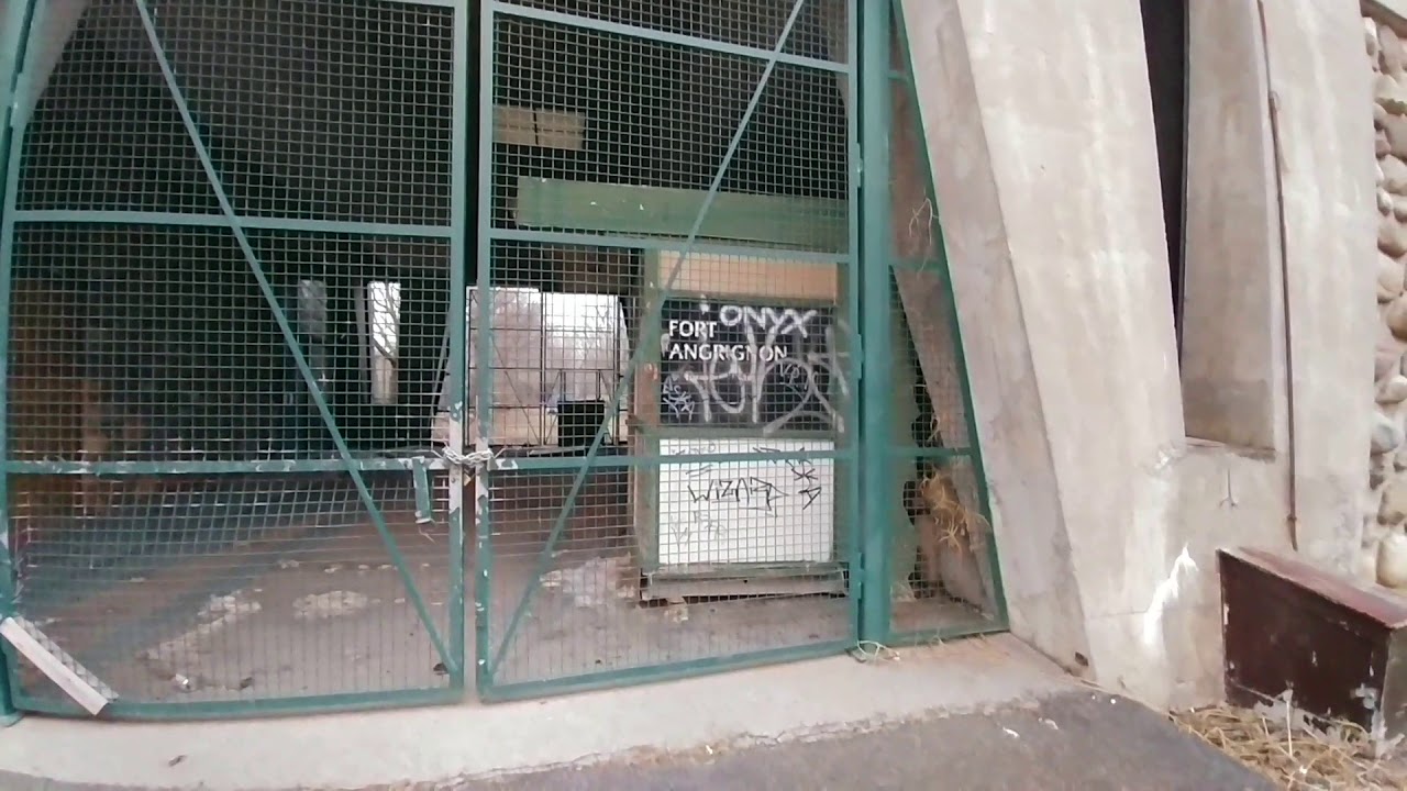 Fort Angrignon: An abandoned petting farm - YouTube