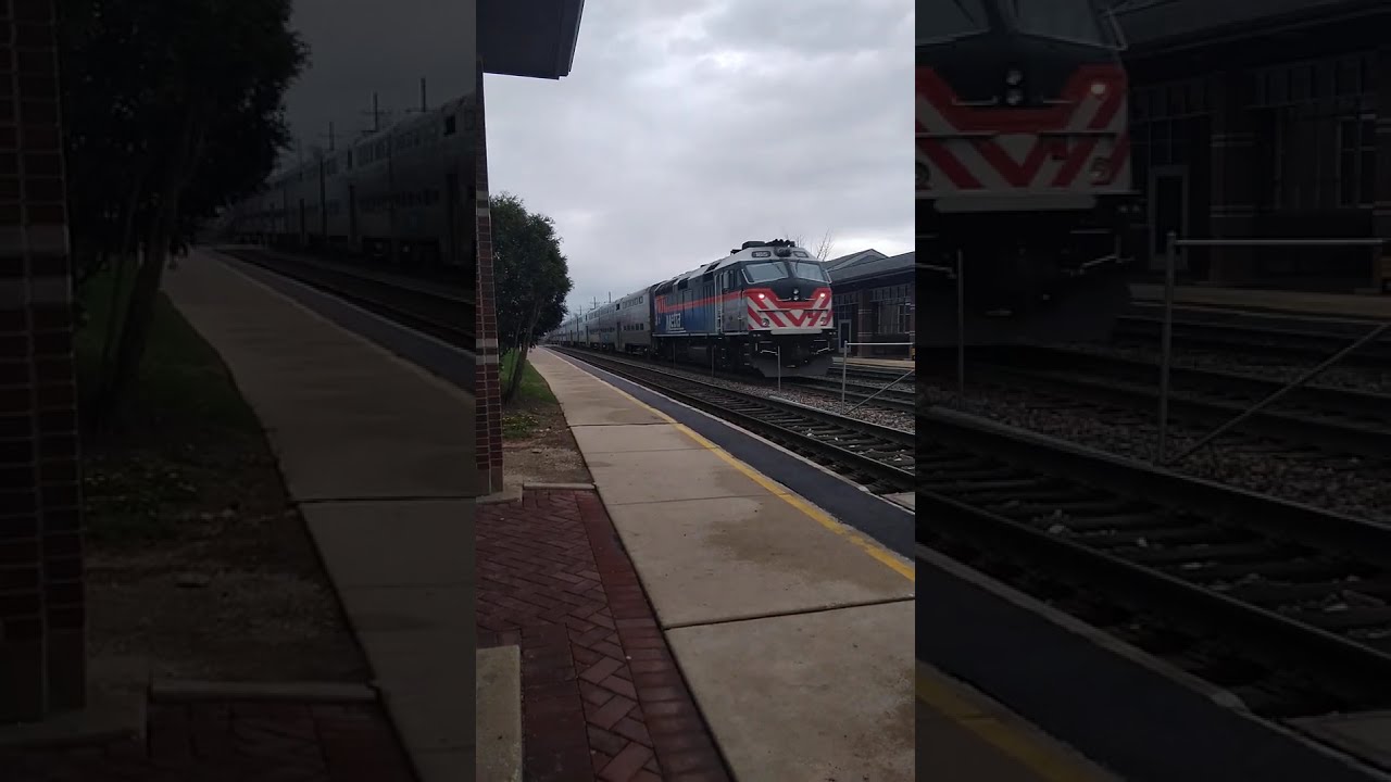 Metra express 185 passes Westmont - YouTube