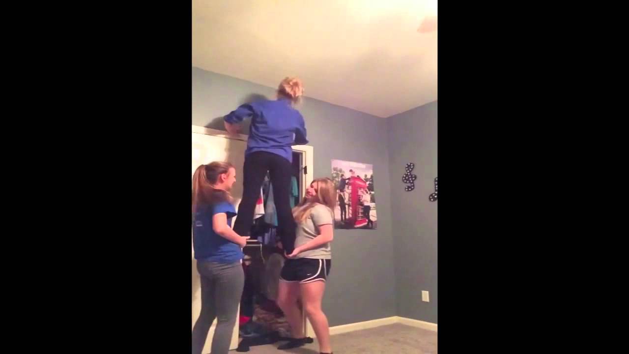 Cheerleading Fail. - YouTube
