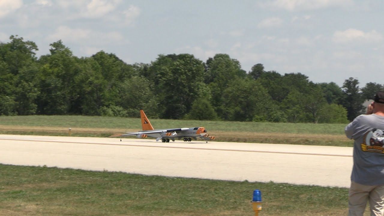Jets Over Kentucky 2024 Landings! Large Turbine RC Jets with great (and ...