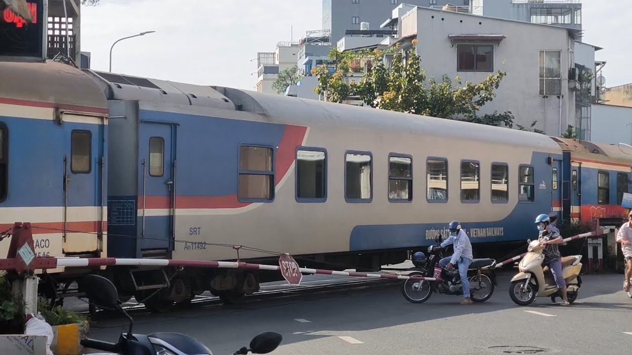 [2722] D19E-935 kéo tàu SE6 (Sài Gòn - Tuy Hòa) | 8:46 - 09.11.2025 ...