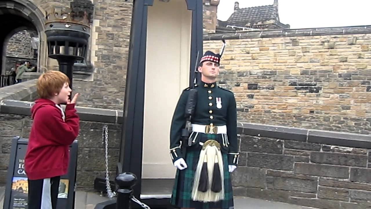 Edinburgh Castle changing of the guard - YouTube