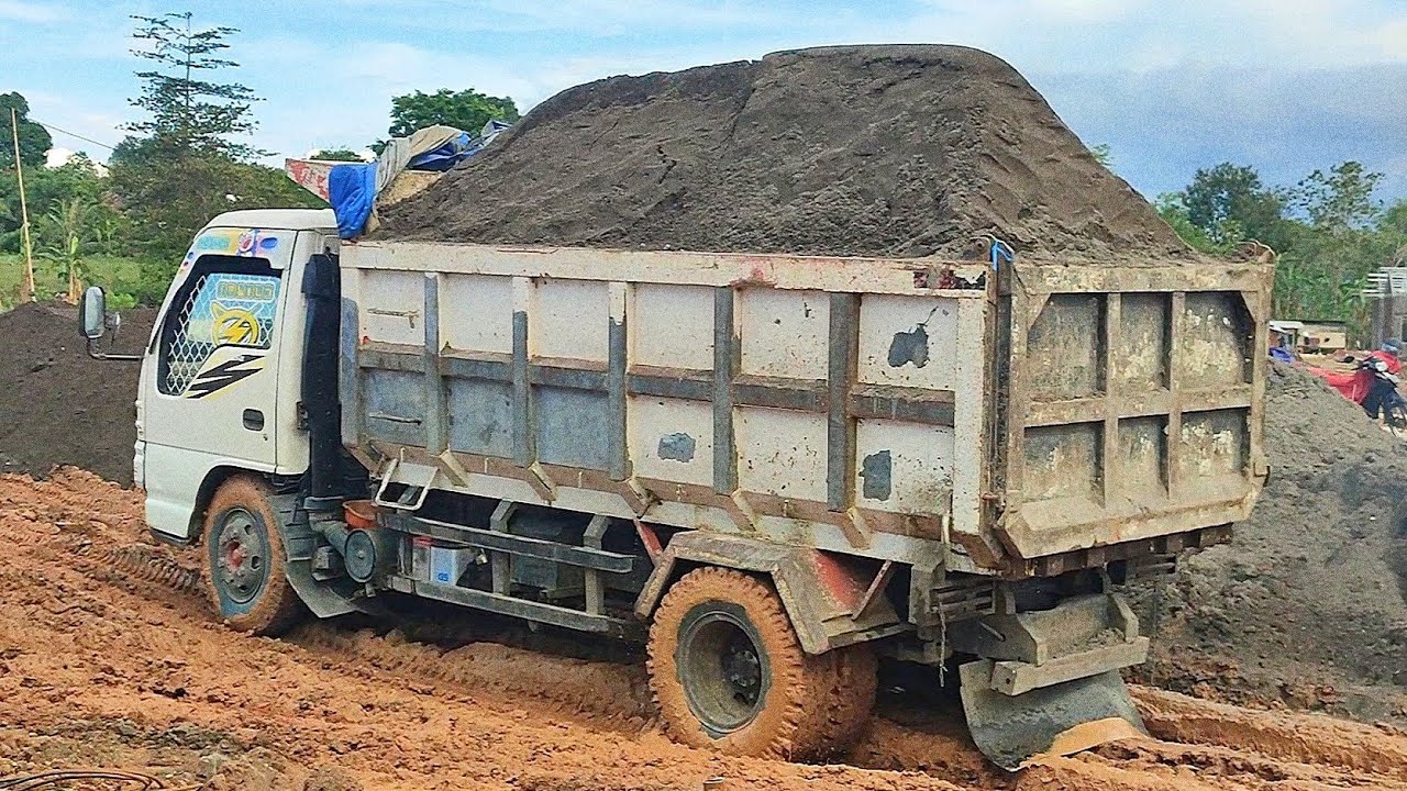 Dump Truk//Mobil Truk Pasir Muatan Full Bak Melewati Jalan Berlumpur ...