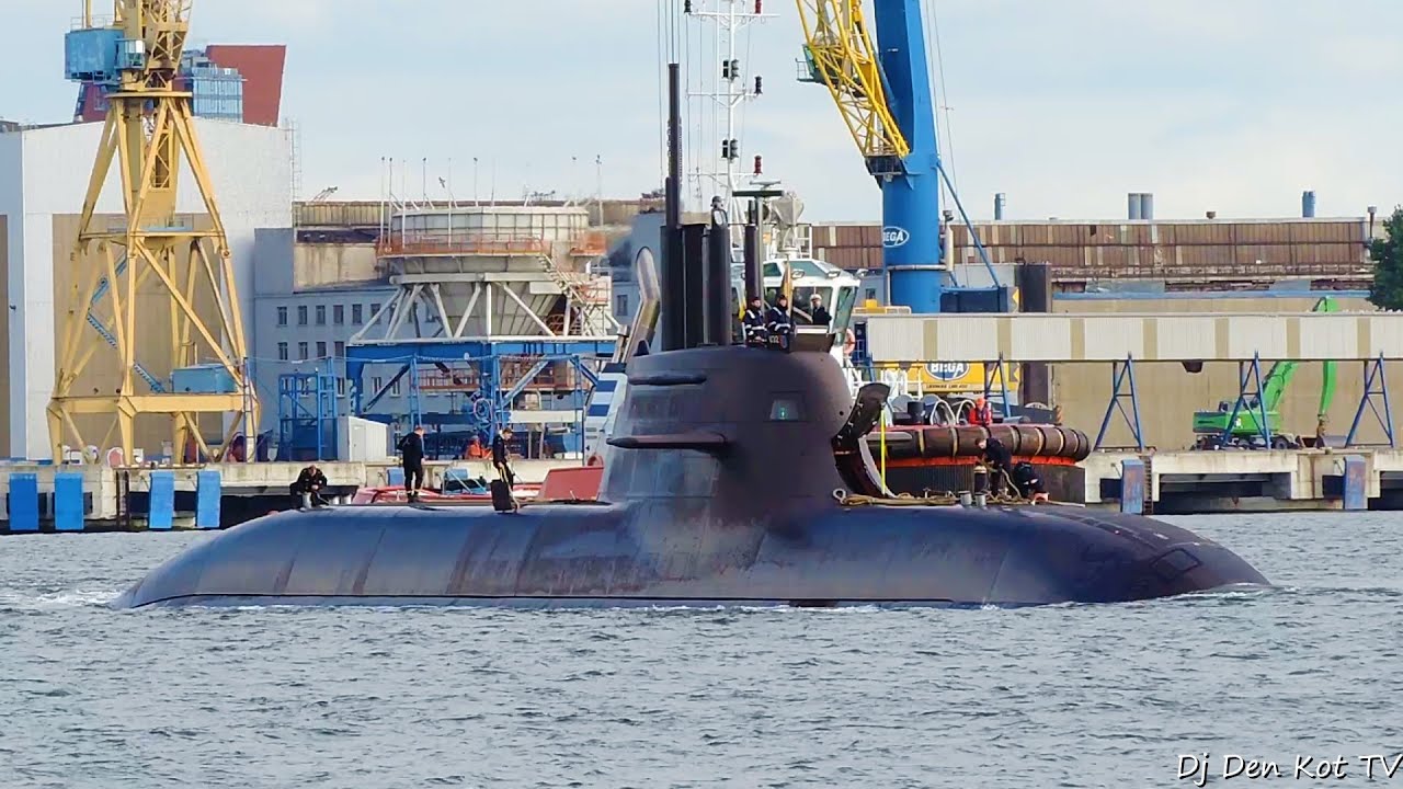 FGS U32 S182 German Submarine arriving in Klaipeda port - YouTube