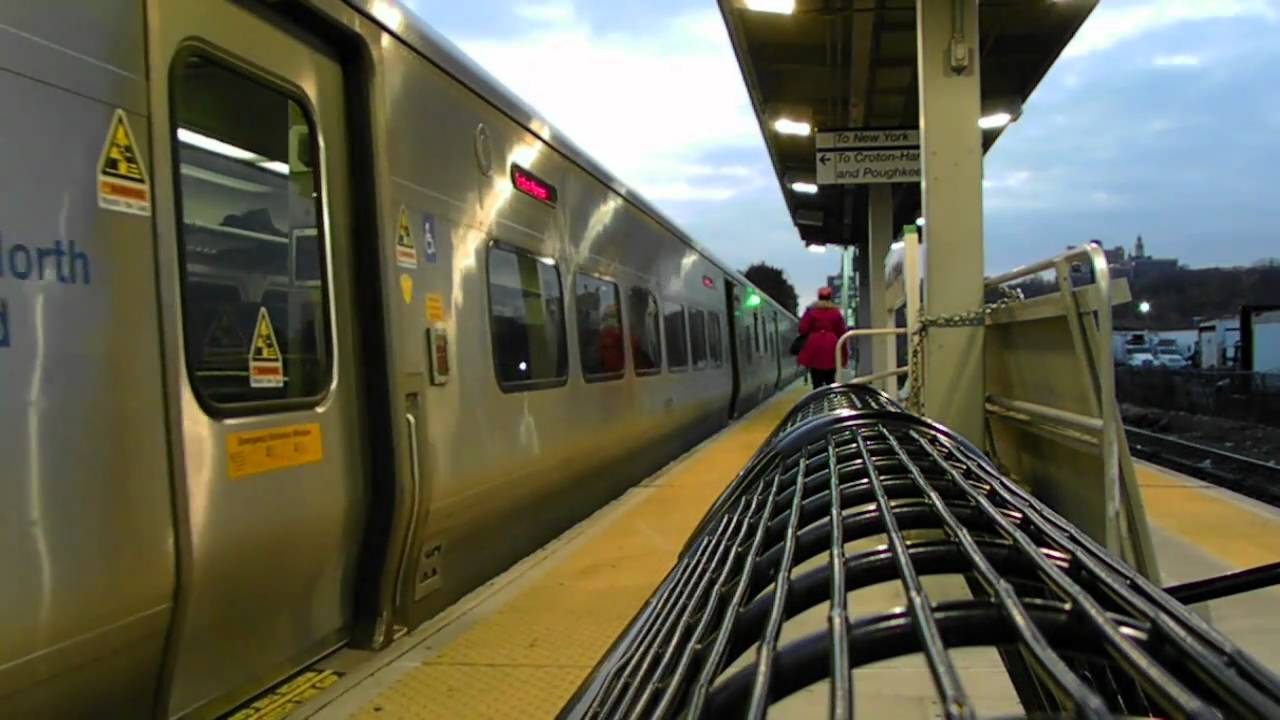 MNR Double GE Genesis P32AC-DM and single M7-A at University Heights R3 [HD] - YouTube