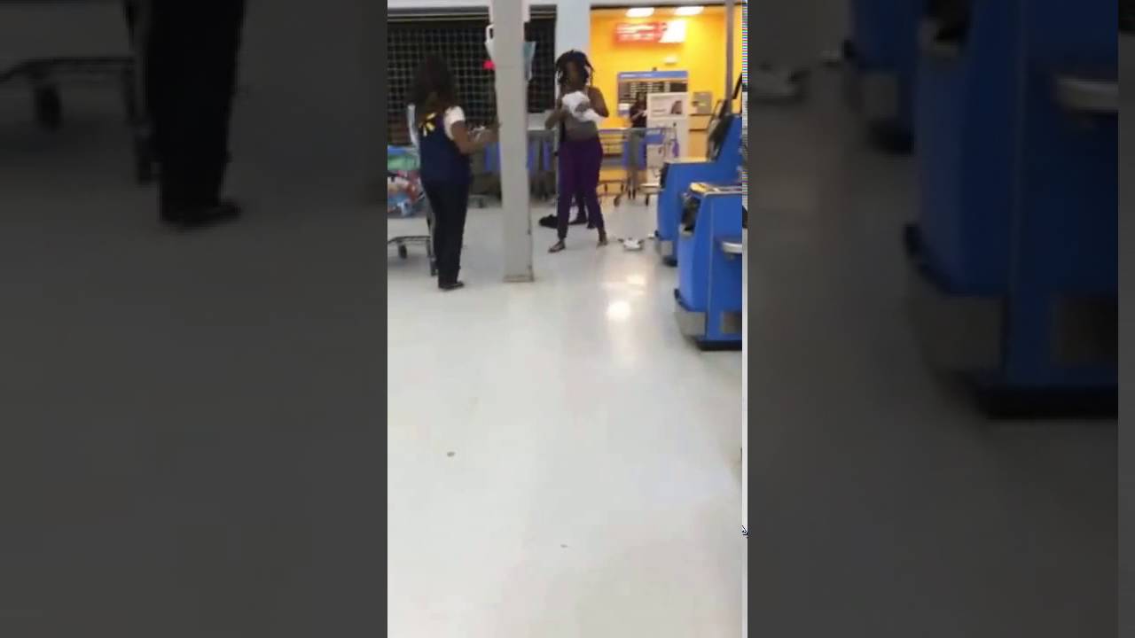 Two woman fighting at Walmart - YouTube