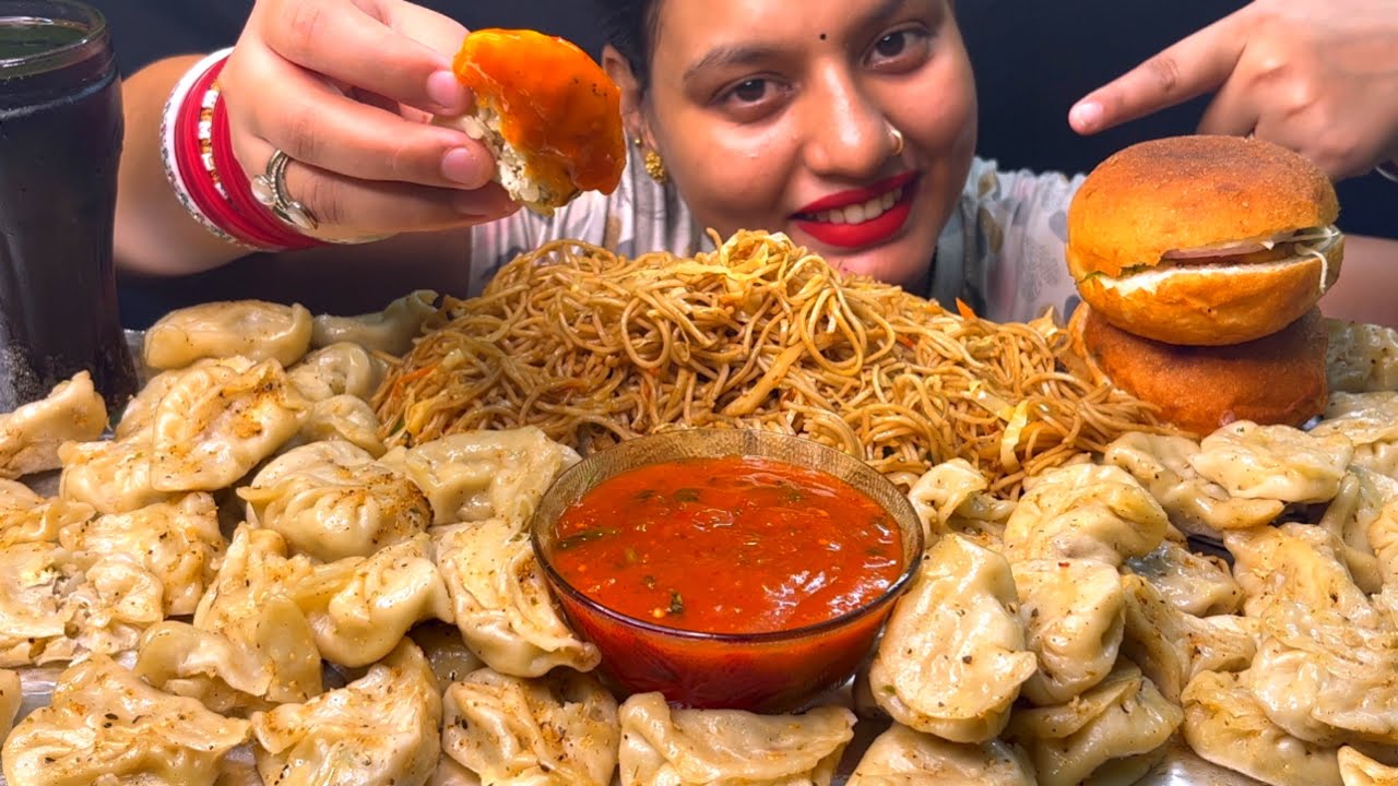 Eating Paneer Momos,Veg Burger,Veg Chowmine, Cold Drink 😋😋ll Foodie Gd ...