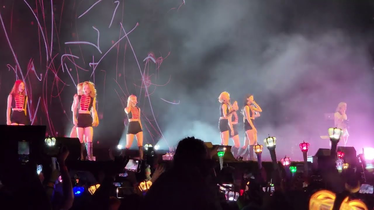 Pose - LOONA [CDMX, Mexico] 220828 - YouTube
