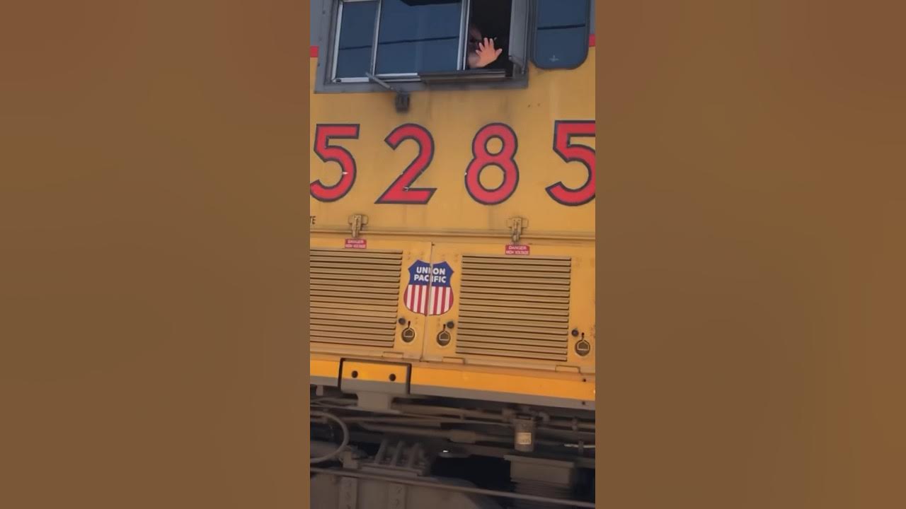 Horn Salute horn show from UP 5285 - YouTube