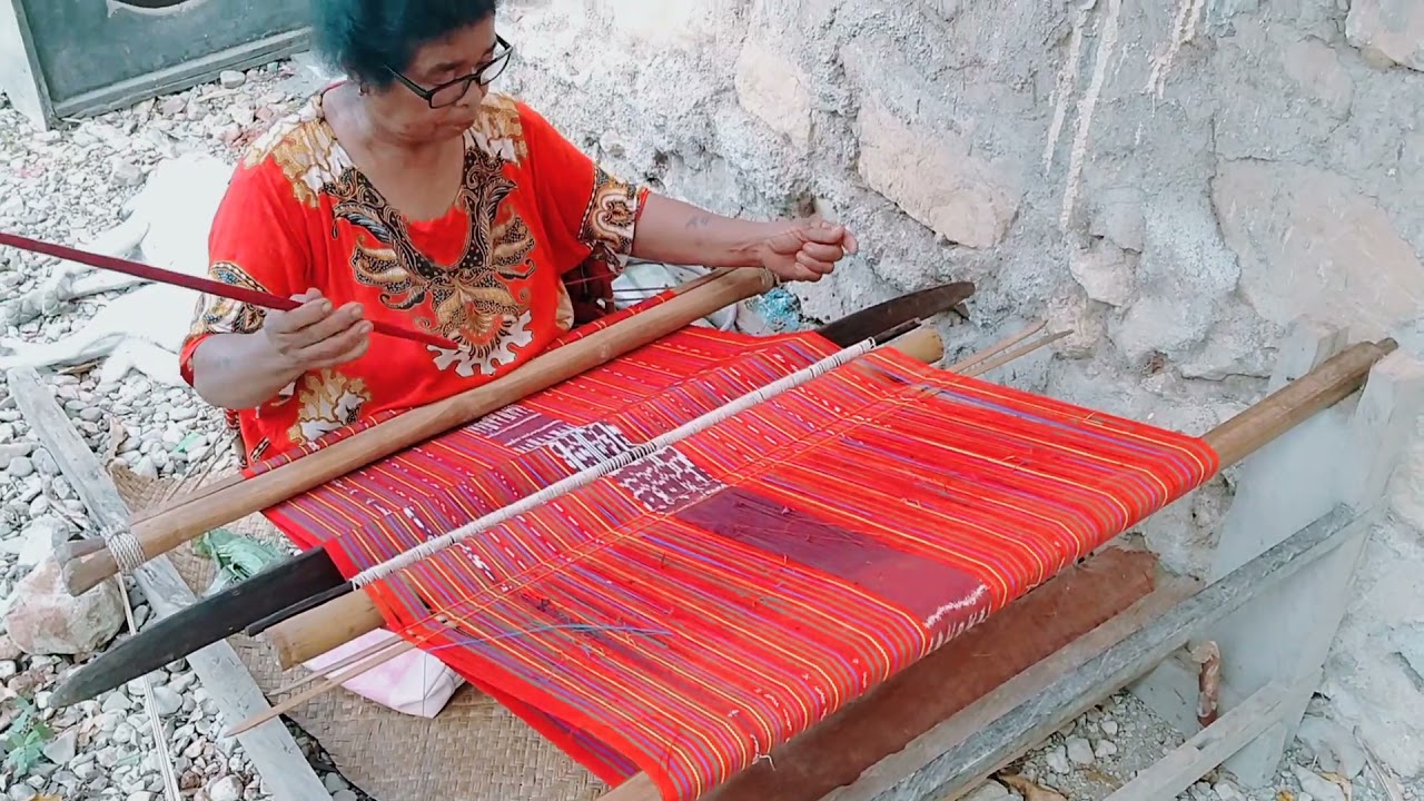 cara menenun kain adat Timor - YouTube