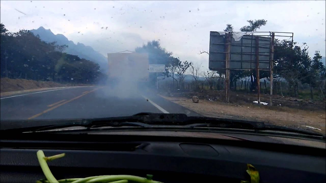 Carro echando humo CONTAMINANDO - YouTube