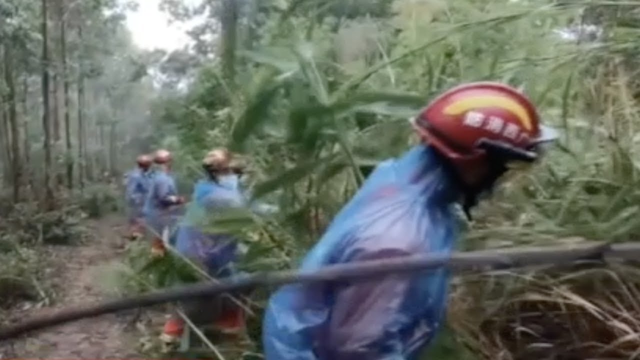 One of MU5735's two black boxes retrieved at crash site - YouTube