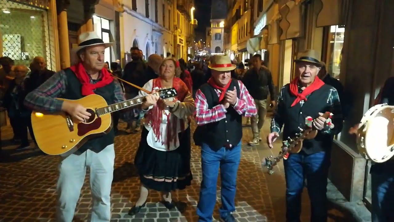 Osimo al Castagna day: Il gruppo Folk la Pasquella di Varano - YouTube