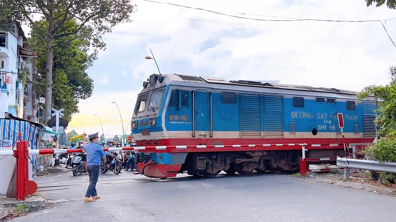 D19E - 935 kéo tàu SE7 (13-07) - YouTube