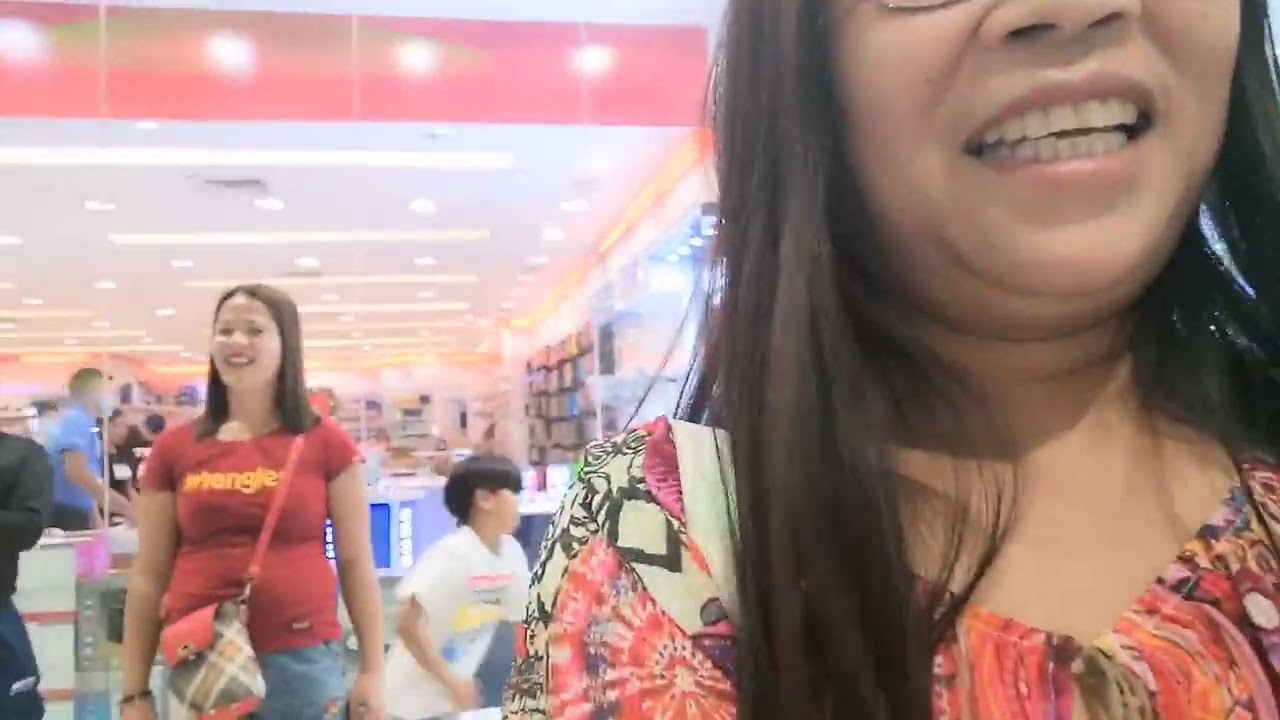 Enjoy ang mga kids sa pa mamasyal sa Mall - YouTube