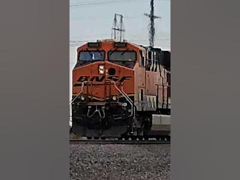 Fast Moving BNSF Rear DPU's! - YouTube