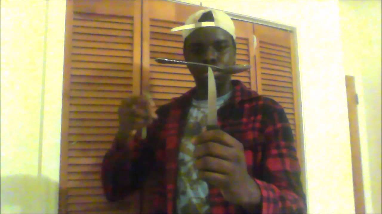 Balancing a spoon on a knife - YouTube