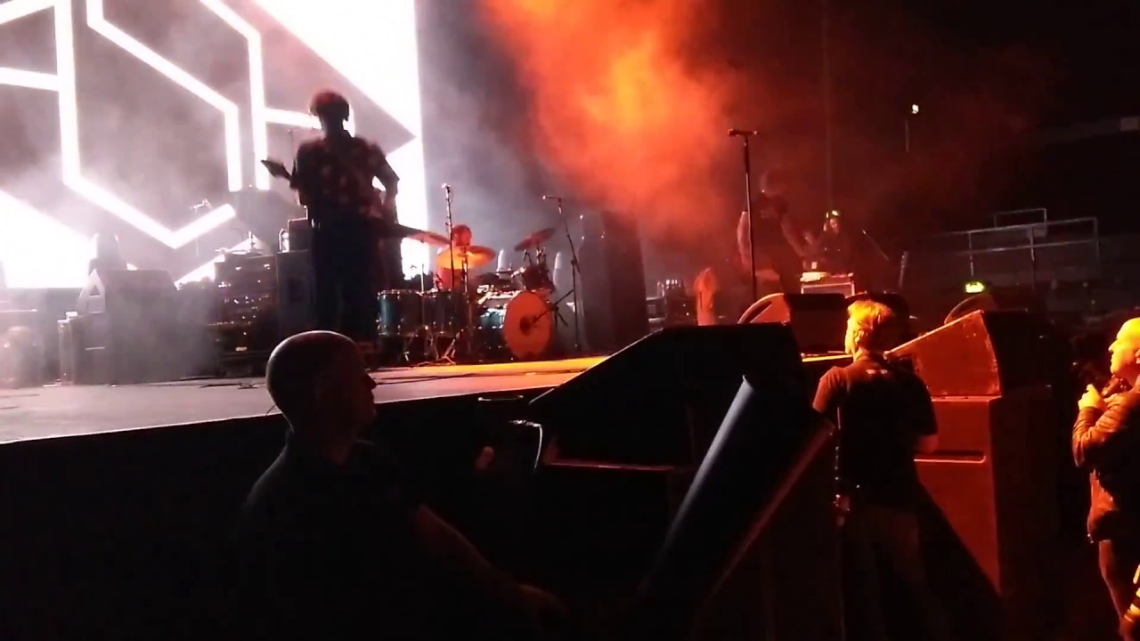 Ash - Goldfinger (Live at Wembley Arena 28/10/17) - YouTube