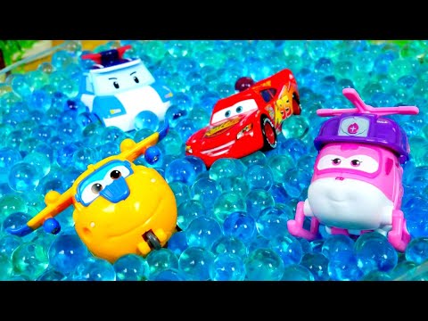McQueen, Robocar Poli ve Harika Kanatlar top havuzuna yüzmeye gidiyorlar. Oyuncak arabalar  videosu