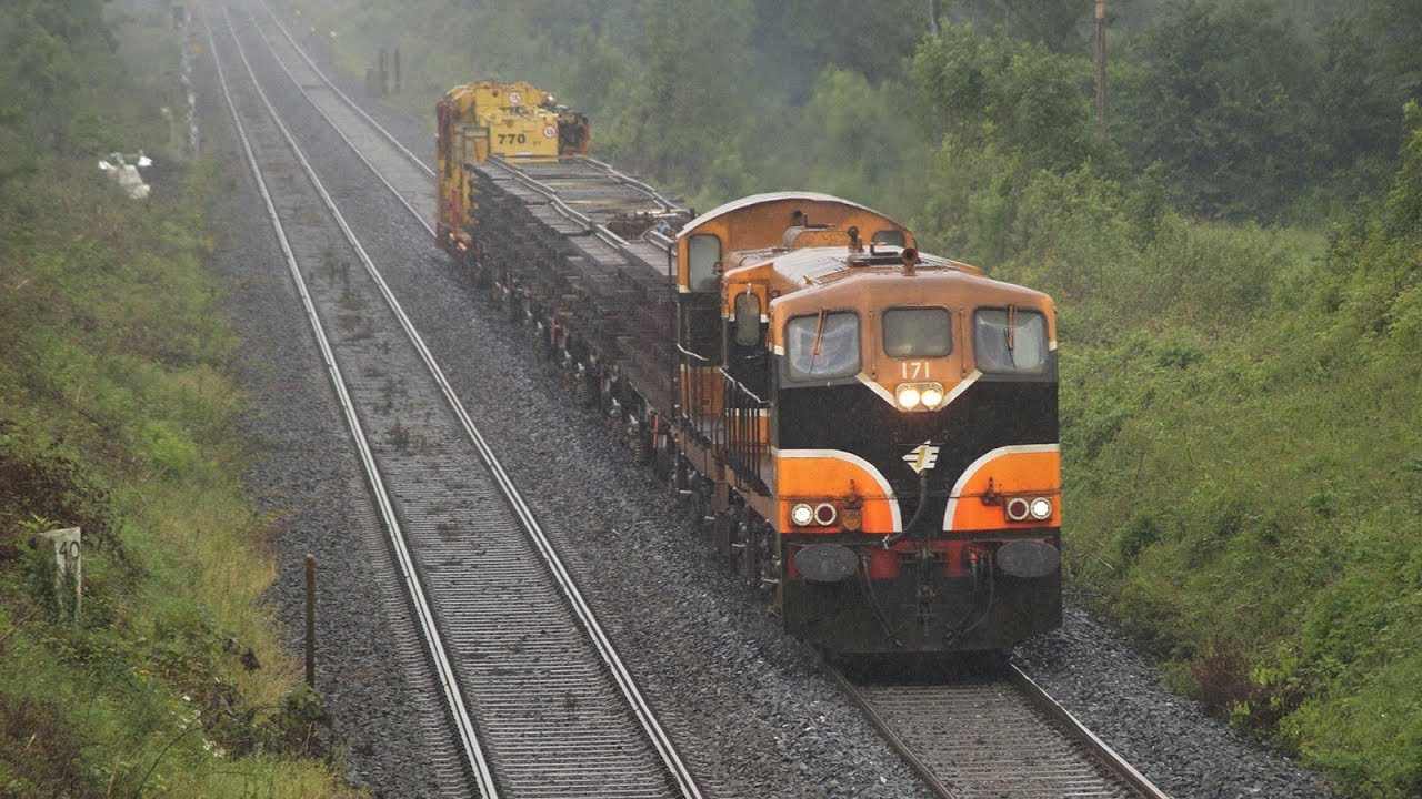 171 & 134 on Portlaoise-Navan PWD train at Killenard 20-Jul-07 - YouTube