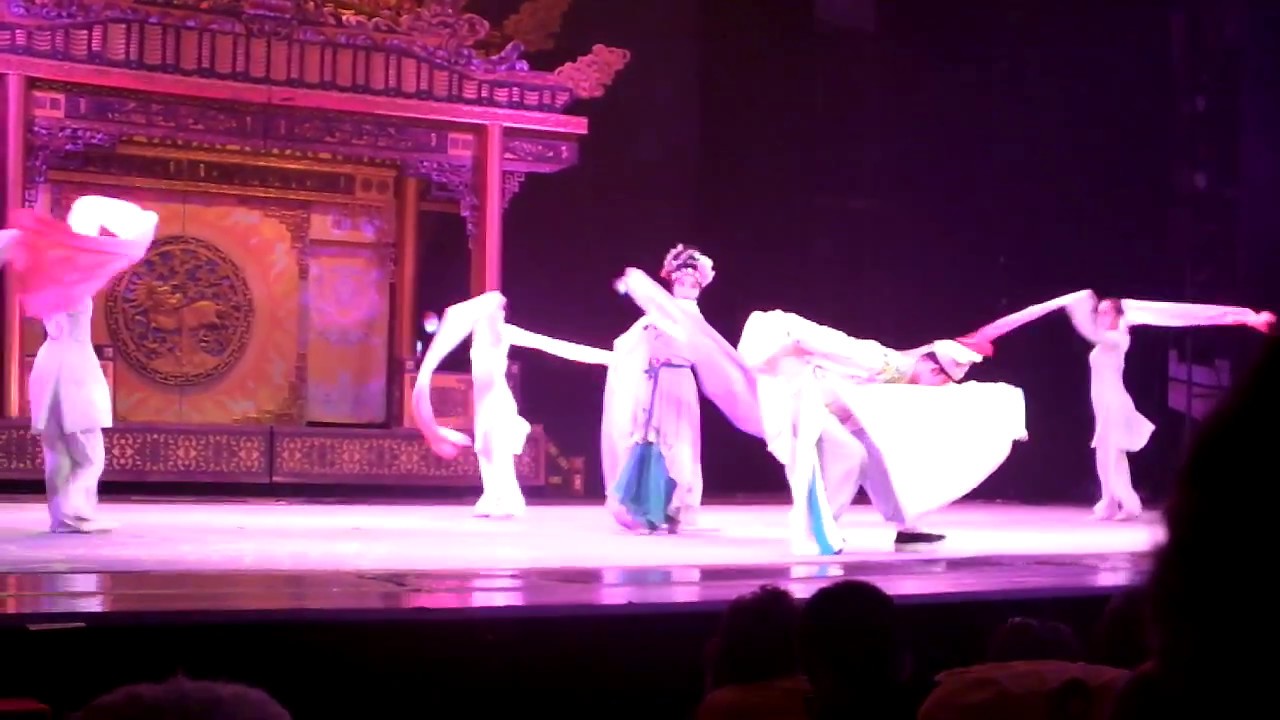 Chinese mask show in Chengdu, Sichuan China - YouTube