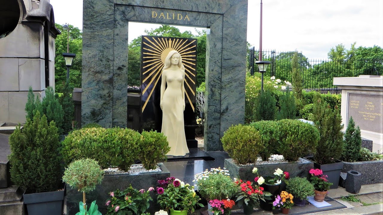 Paying tribute to Dalida at Montmartre Cemetery - Paris, France - YouTube