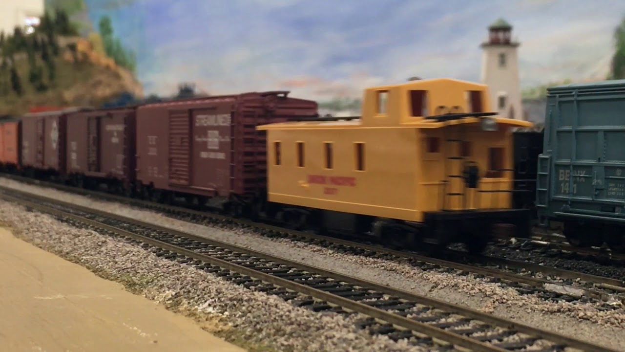 BLI HO UP 618 Pulls Boxcars - YouTube