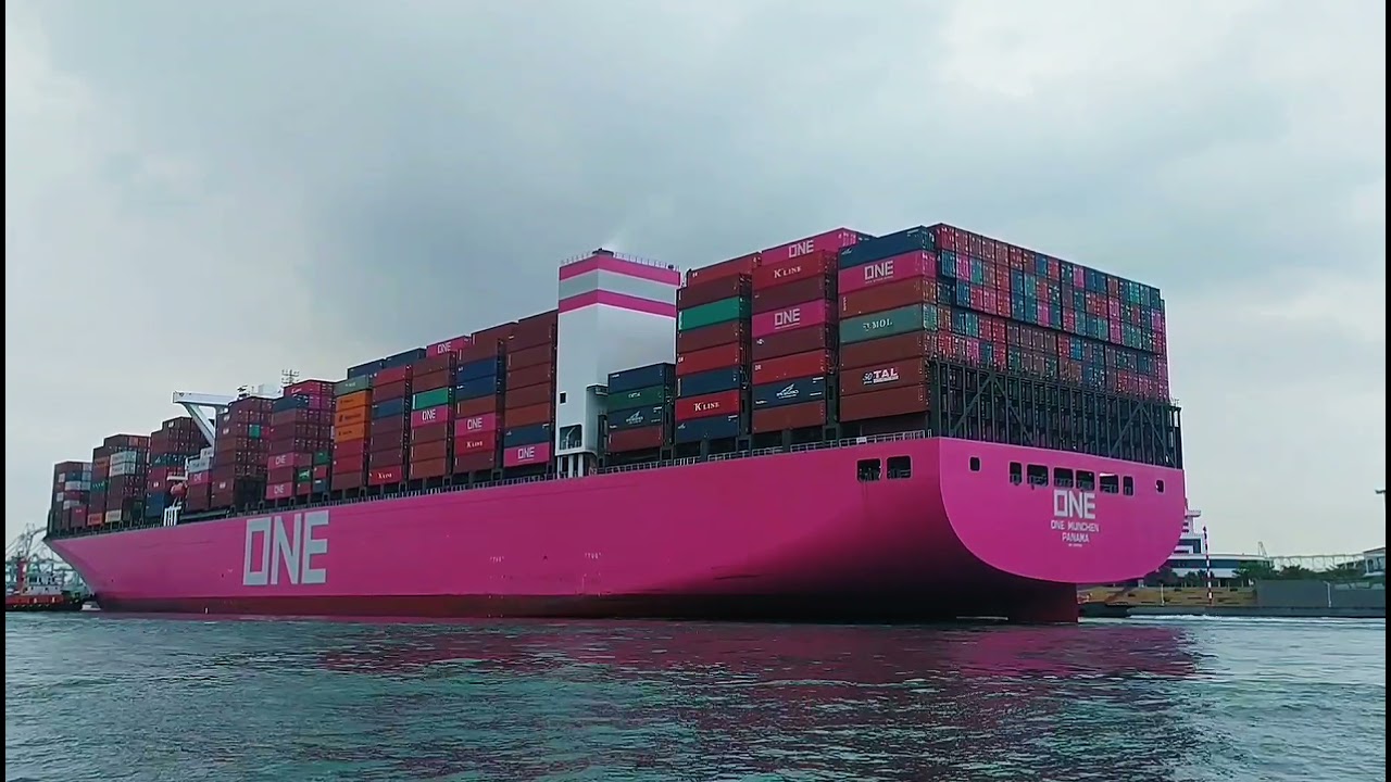 賞大船聽音樂。ONE MUNCHEN 慕尼黑（151617噸）,366x51公尺,可載13894個（20呎貨櫃）。高雄第二港口進港。停靠109碼頭。 - YouTube
