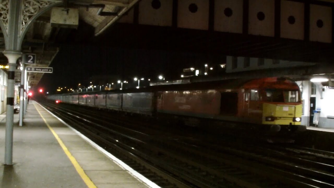 *RARE* 60007 accelerates through Eastleigh working 6V64 18/1/22 - YouTube
